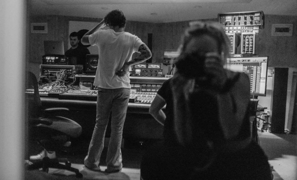 FINE LINE | HARRY STYLES LANÇA NOVO ÁLBUM E ENCERRA DÉCADA COM OBRA ...